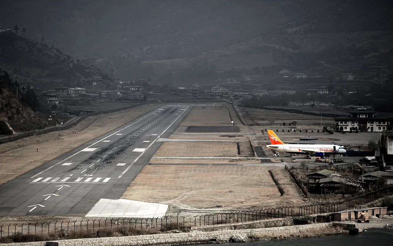 Bandara Paro: Bandara Paling Berbahaya Namun Indah di Dunia